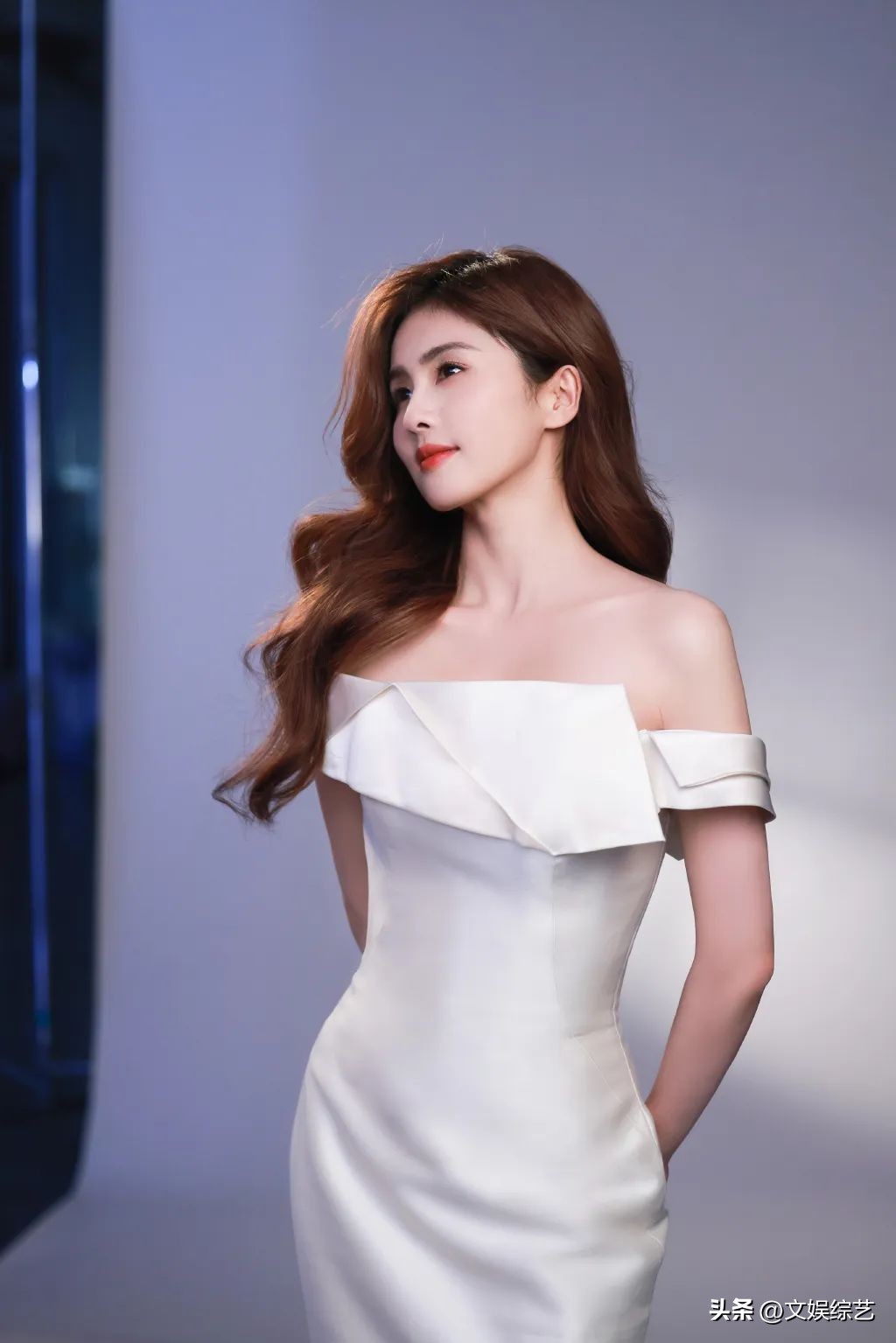 Bailu wears a one-line off-the-shoulder white dress, a gentle and pure ...