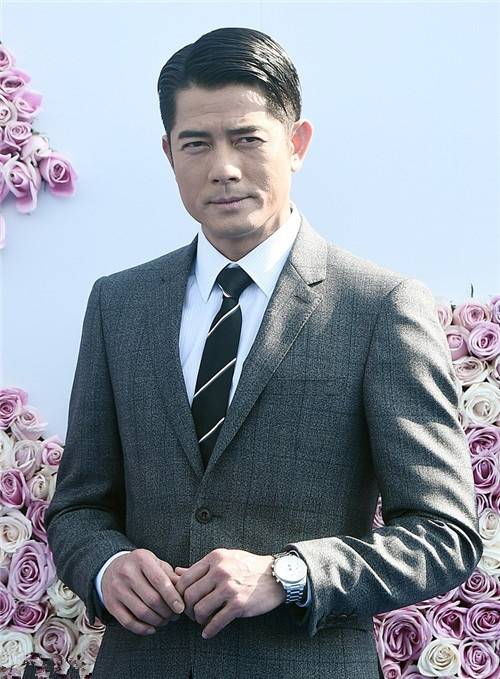 58-year-old Aaron Kwok appeared at the Hong Kong racecourse! More than 20 bodyguards in black ...