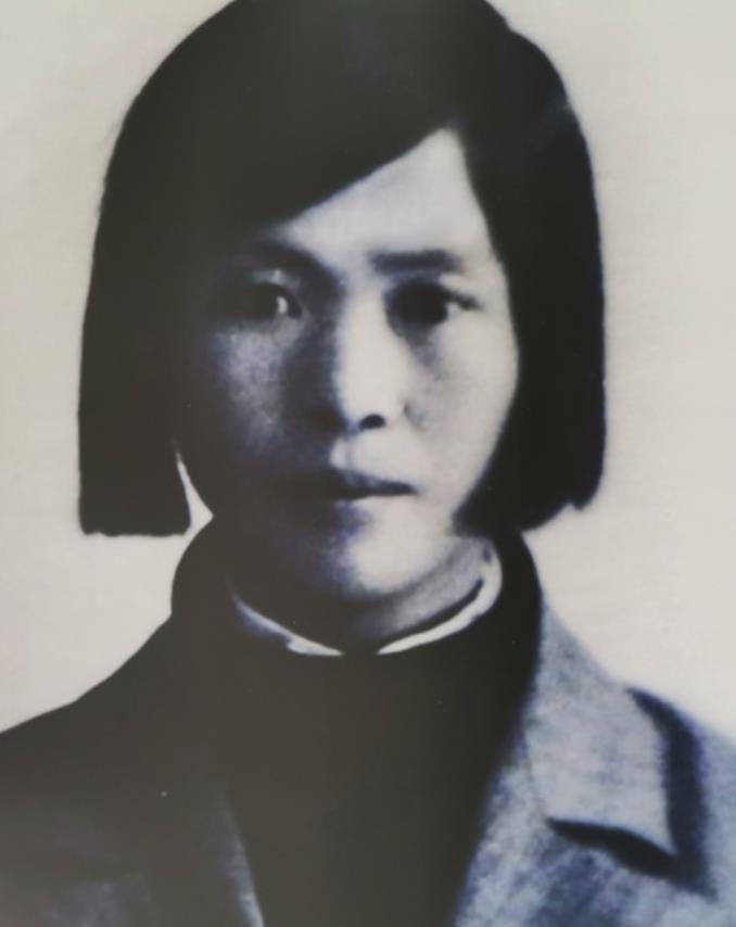 He Zizhen died of illness in 1984, and there was controversy over where ...