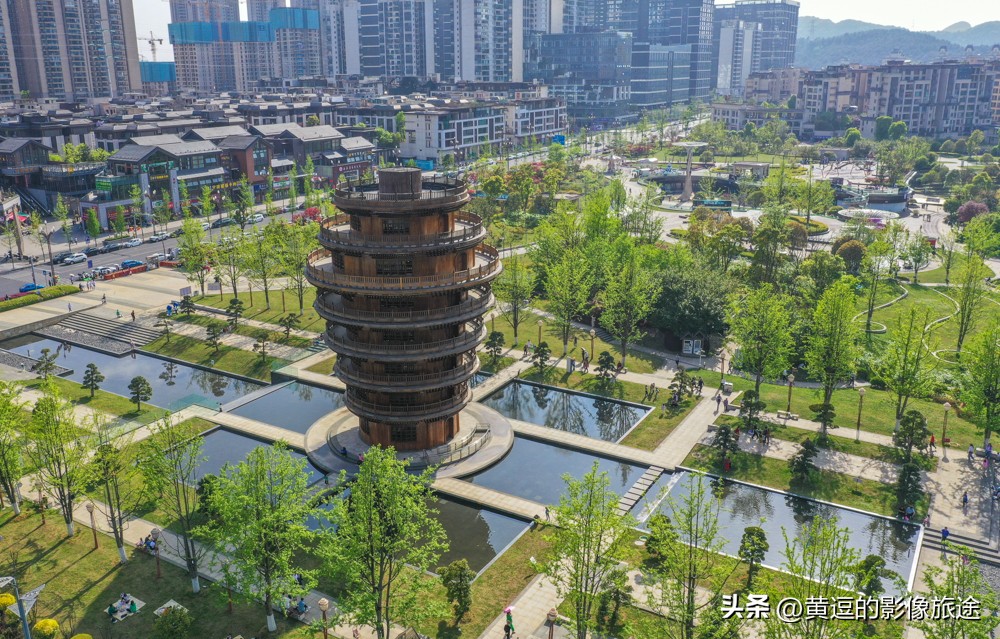 Real shots of strange wooden buildings on the streets of Guiyang that ...