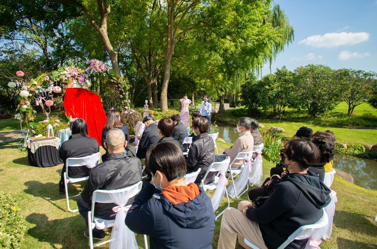 The well-known Shanghai singer Wu Huimin returned to her homeland after ...