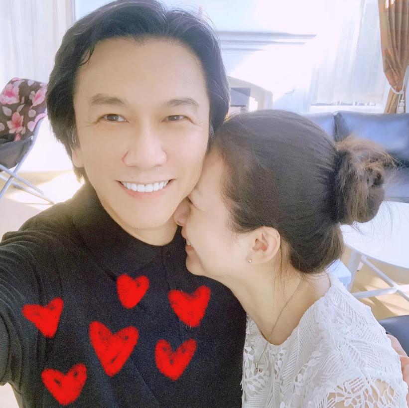 Wen Zhaolun's high-profile show of affection!His wife, 20 years younger ...