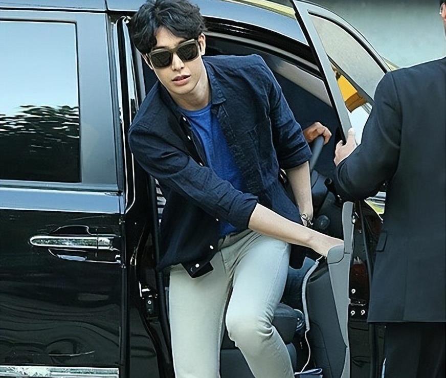 Korean star Park Min Woo's recent photos were exposed three years after her car accident. She is ...