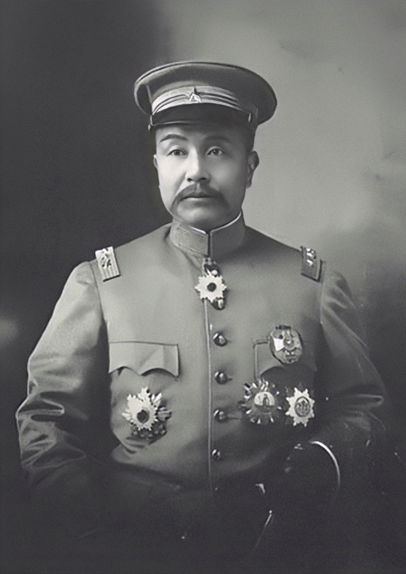 Duan Zhigui had no choice but to leave Fengtian in a special car, and ...