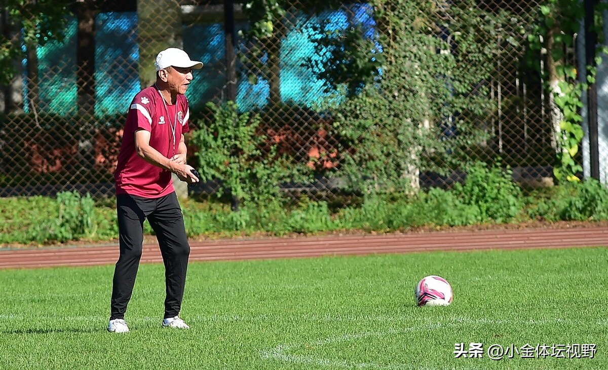 The godfather of football slapped the referee, apologized after ...