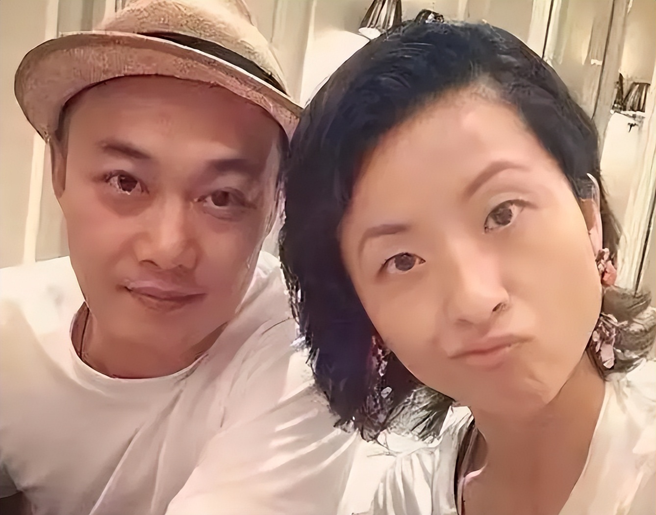Eason Chan showed up at a roadside stall with a beautiful woman ...