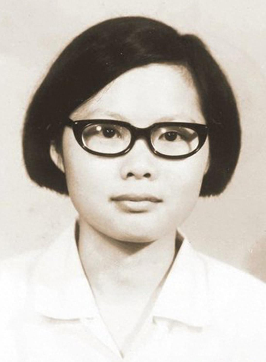 Photos of Tsai Ing-wen in Shanghai in 1998. She was 42 years old at that time, but she looked ...