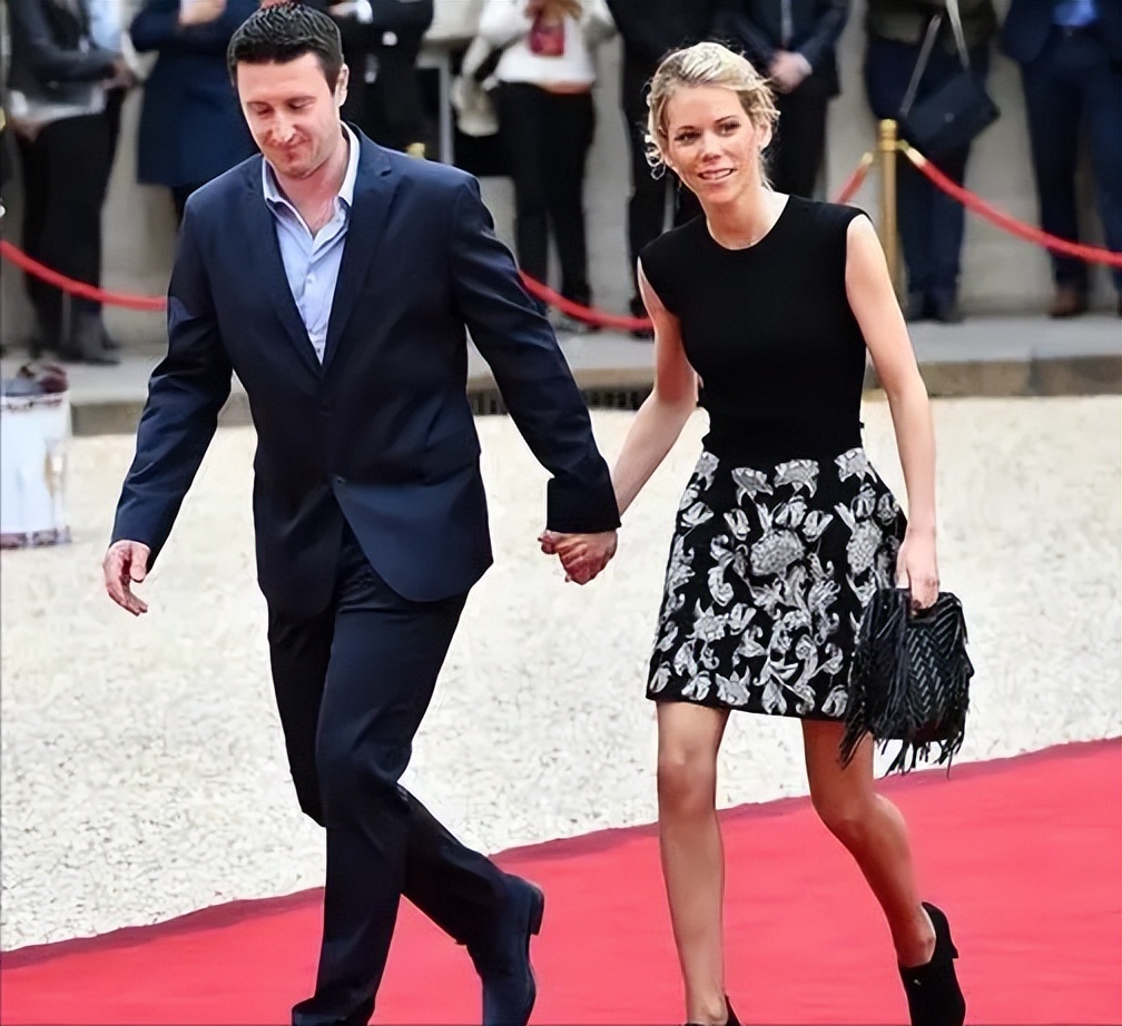 Teacher-student love, divorced with three children, and became the ...