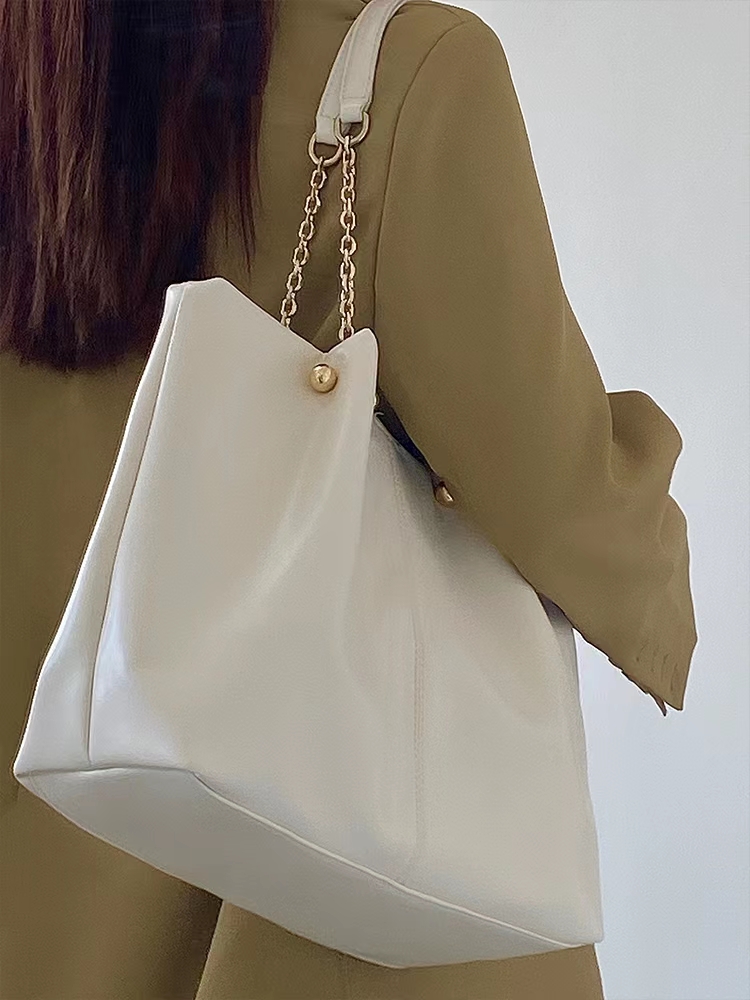 Early eight people bag sharing - iMedia