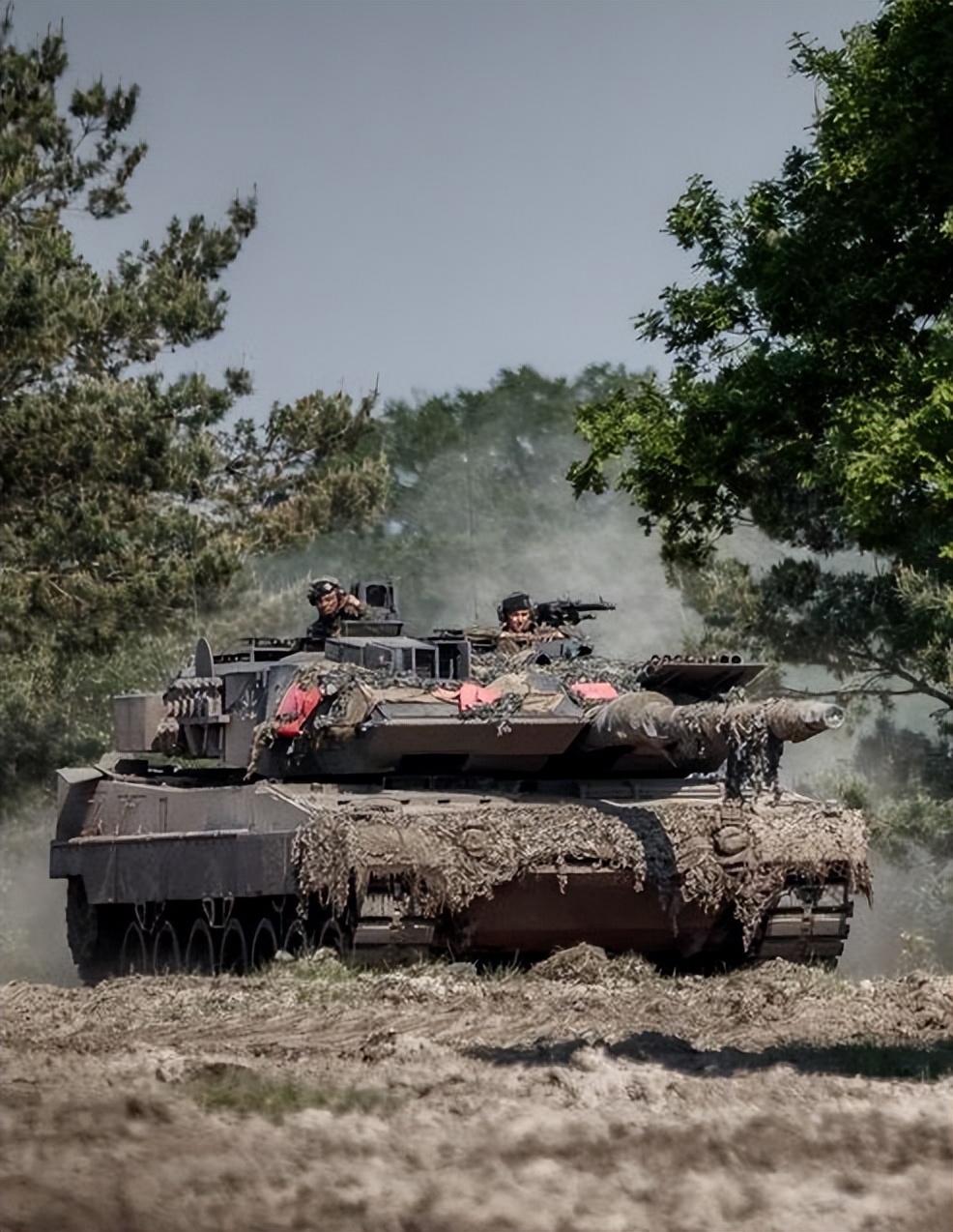German Land War King Leopard 2 main battle tank - iNEWS