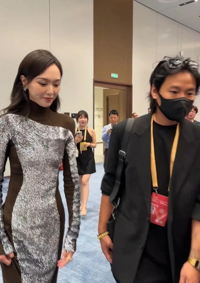 Tang Yan appeared at the Feitian Awards. Seeing Tang Yan's back, we ...