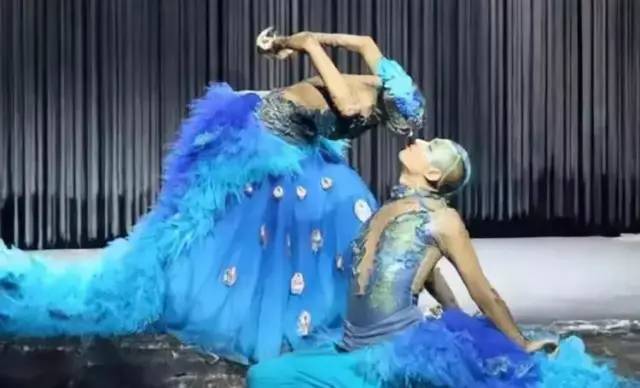 "Prince Peacock" fell from a building and died, Yang Liping posted a ...