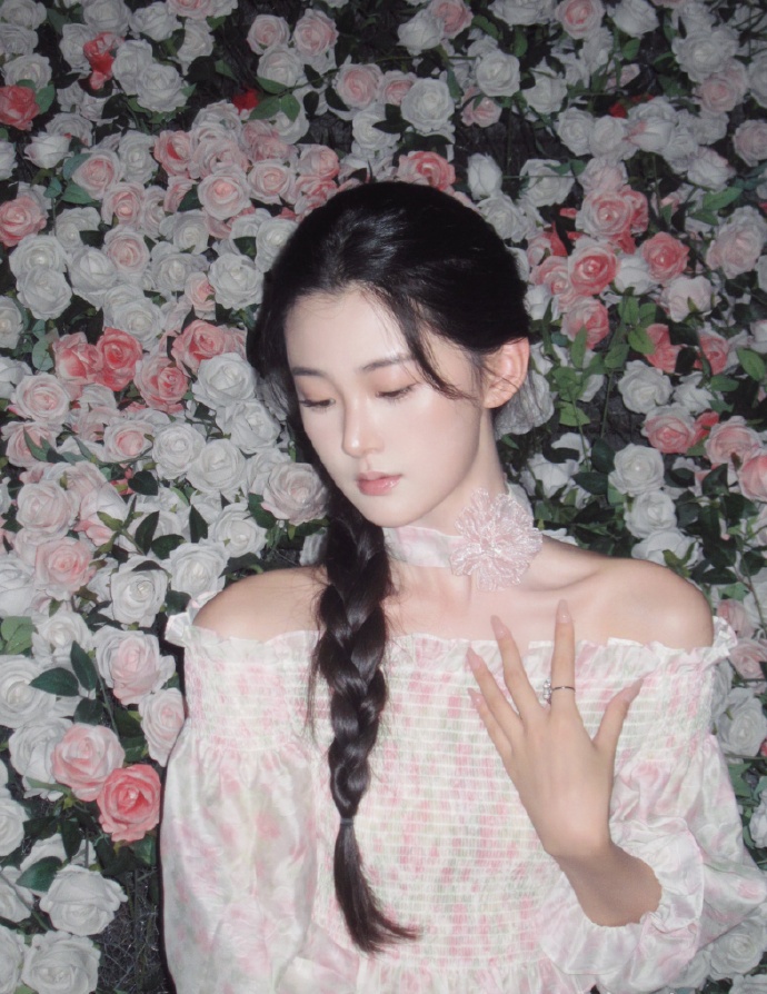 Actress Shao Yuqi shared a photo with flowers, wearing a strapless navel dress, she is more ...