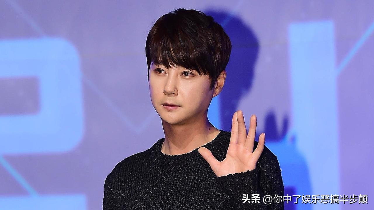 Shin Hye-sung, the lead singer of the well-known Korean boy group ...