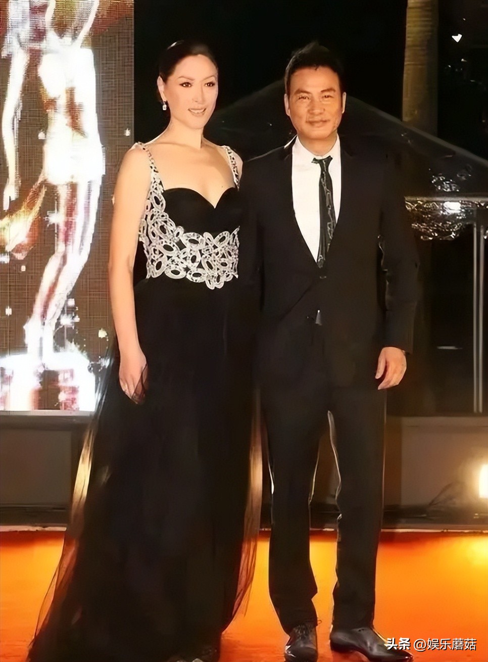 Simon Yam and his wife are in the same frame. The 55-year-old wife ...