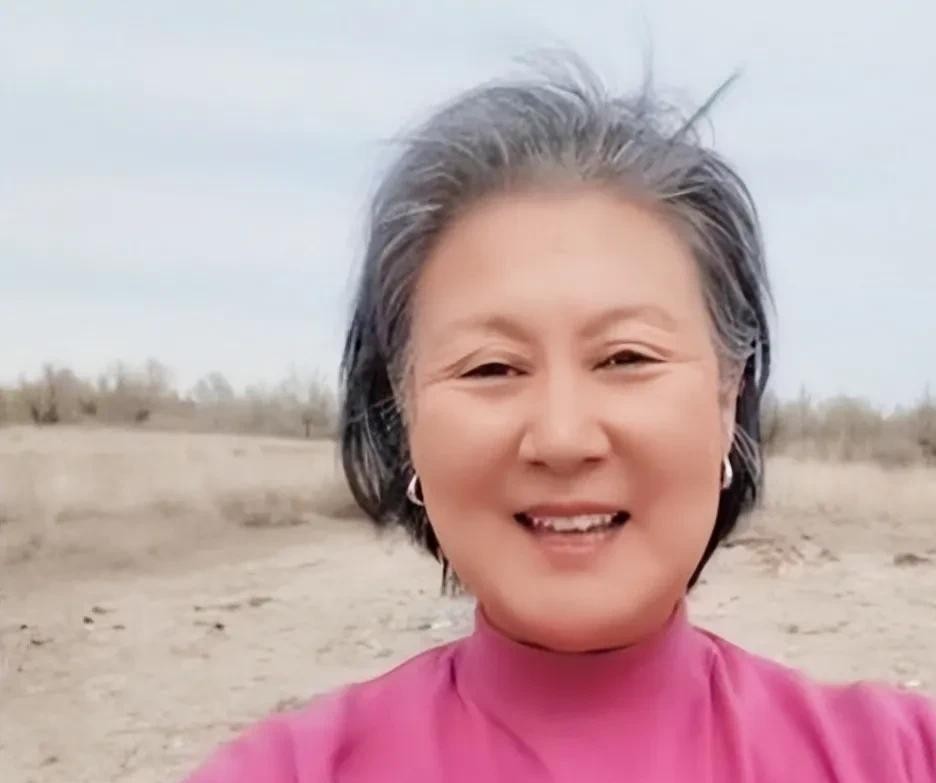 61-year-old Huang Xiaojuan is too old to recognize! The gray hair looks like an ordinary old ...