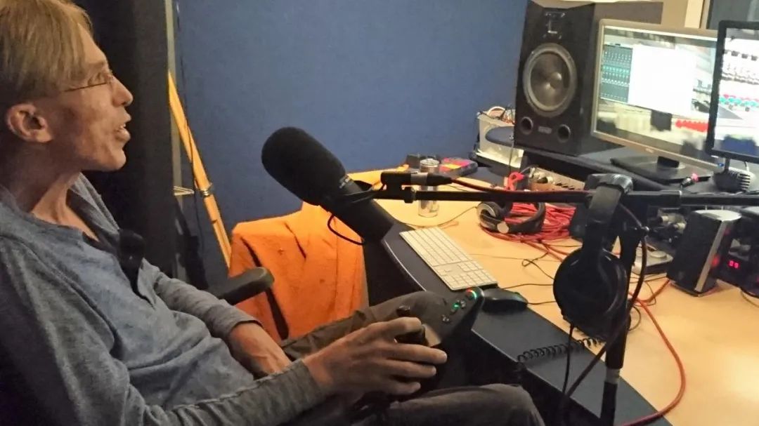 With the same disease as Hawking, he transformed himself into a half ...