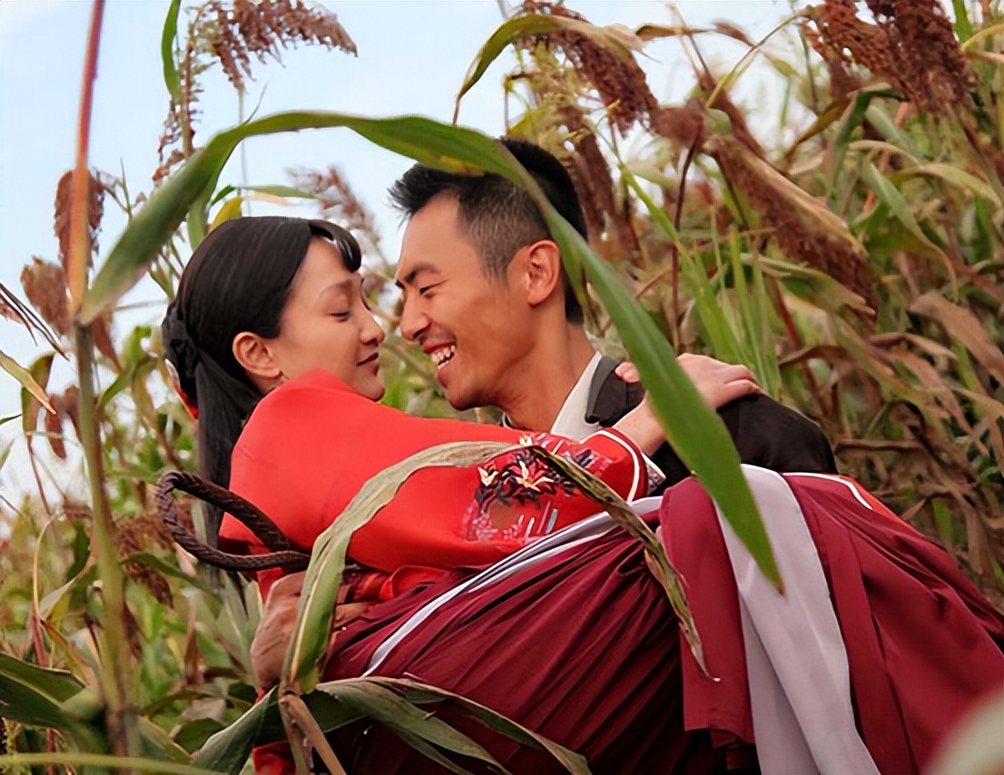 The two versions of "Red Sorghum" by Zhou Xun and Gong Li are obviously ...