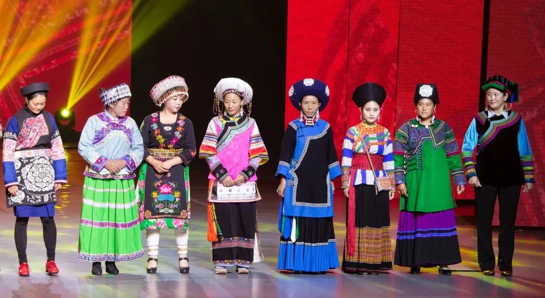 Traditional costumes are "beautiful out of the circle", see how the Yi ...