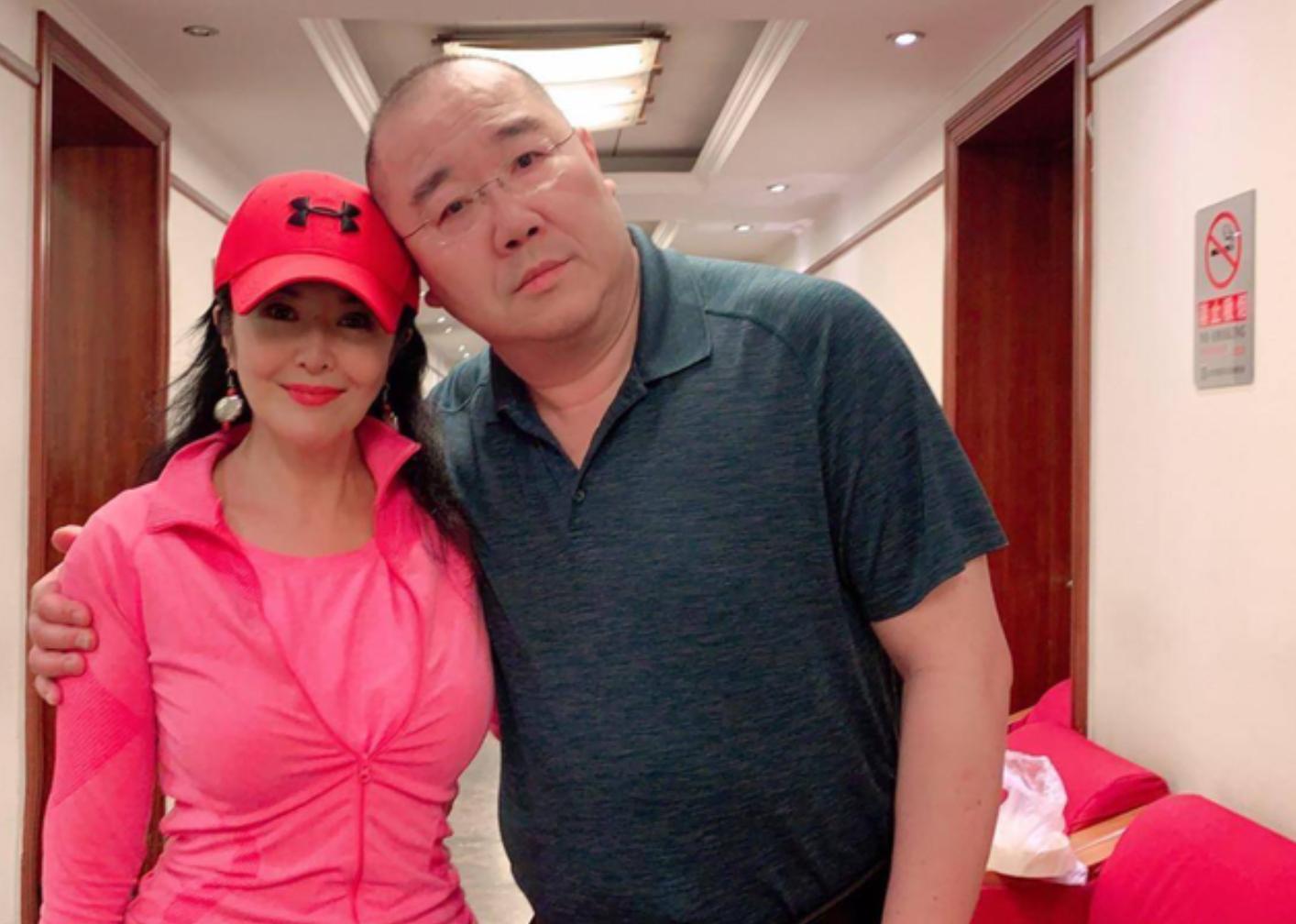 Yingda's 58-year-old ex-rumored girlfriend's face is stiff and suspicious of plastic surgery ...