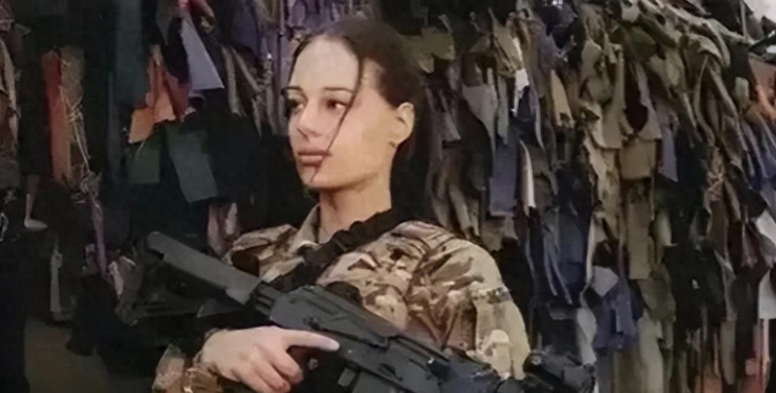 During the Russo-Ukrainian War, the British female sniper Kelly Brook ...