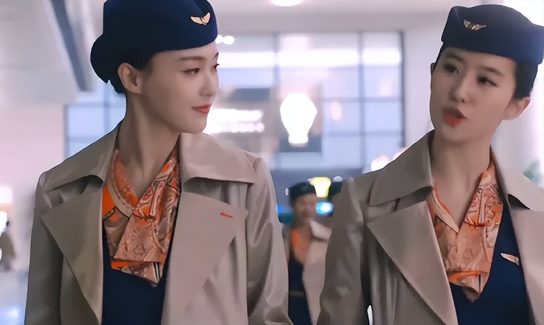 Liu Yifei and Tang Yan wear the same uniform, but their temperament is ...