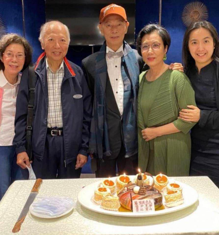 Wang Mingquan attended the dinner, and at the age of 75, he wore a red ...