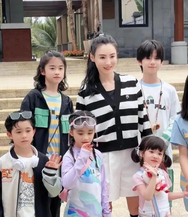 A recent photo of Cecilia Cheung's eldest son was exposed, but netizens ...