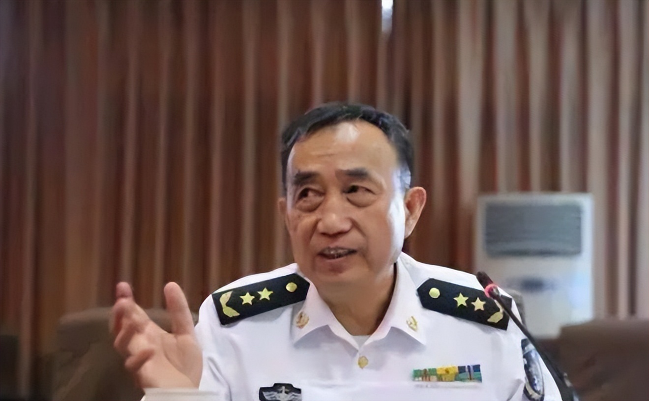 Which is bigger, the Deputy Chief Superintendent or the Lieutenant ...