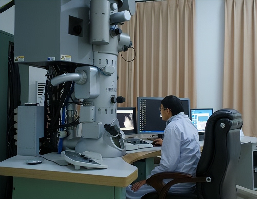 Correlative low-temperature super-resolution light and electron ...