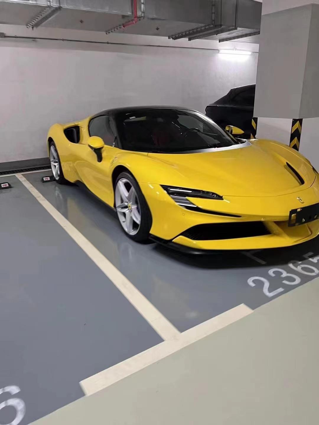 Rare yellow exterior, the Ferrari SF90 Spider is on the move - iNEWS