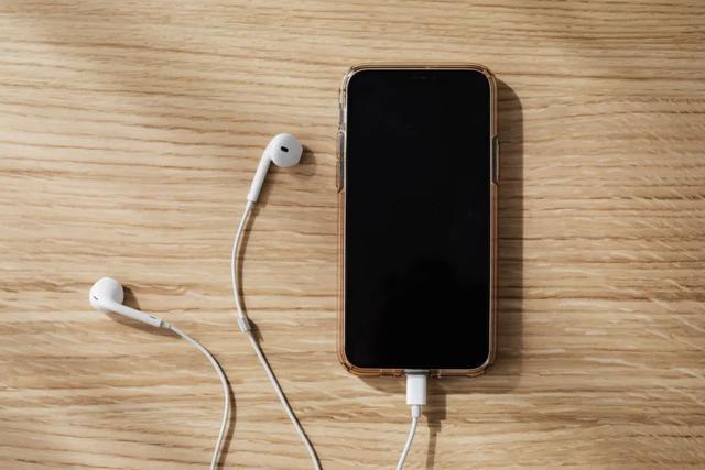 Charge the phone to 100% and then unplug it?wrong!These charging habits ...