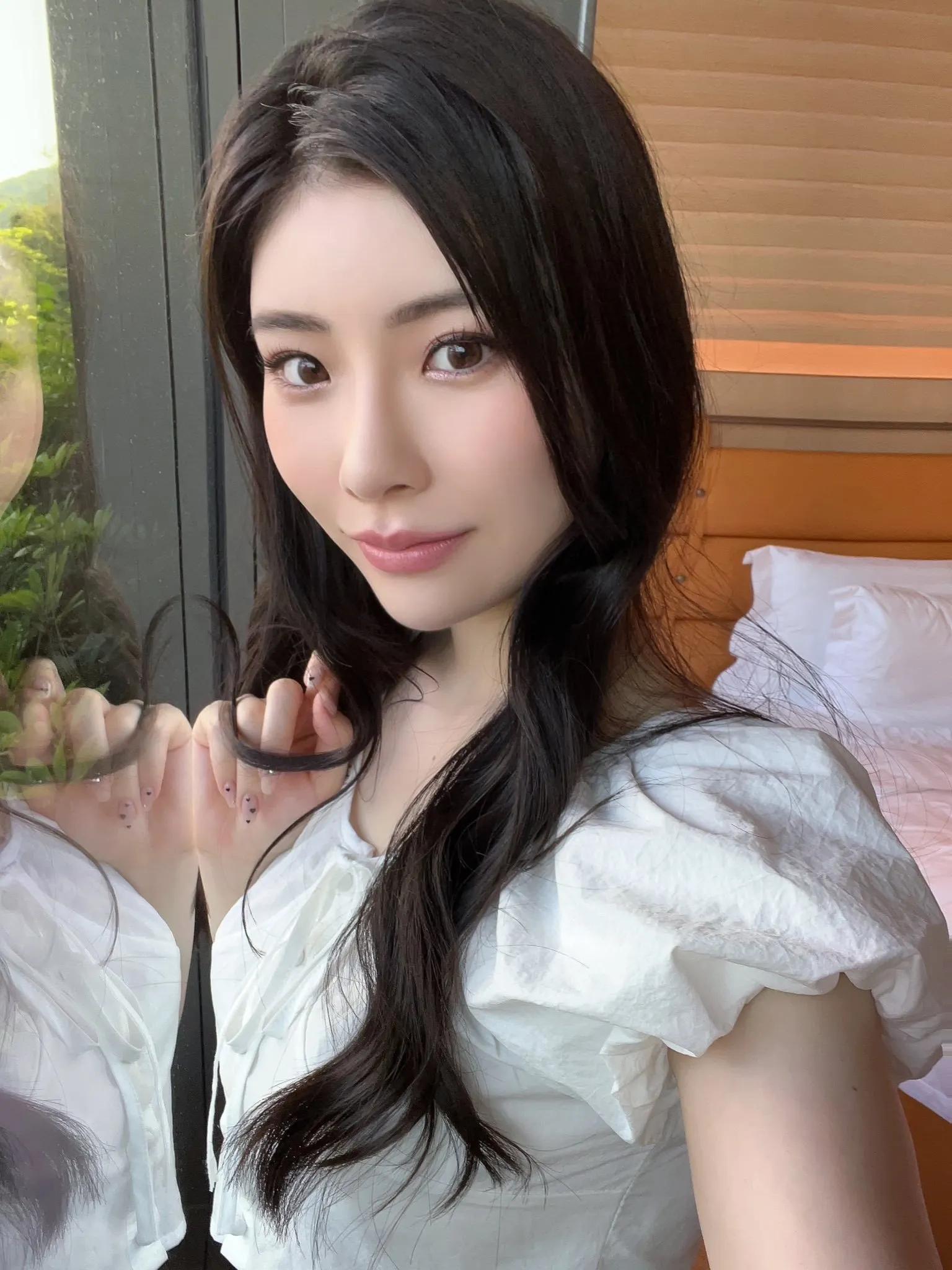 Natural beauty is hard to give up! Shen Muli wears and takes selfies in ...