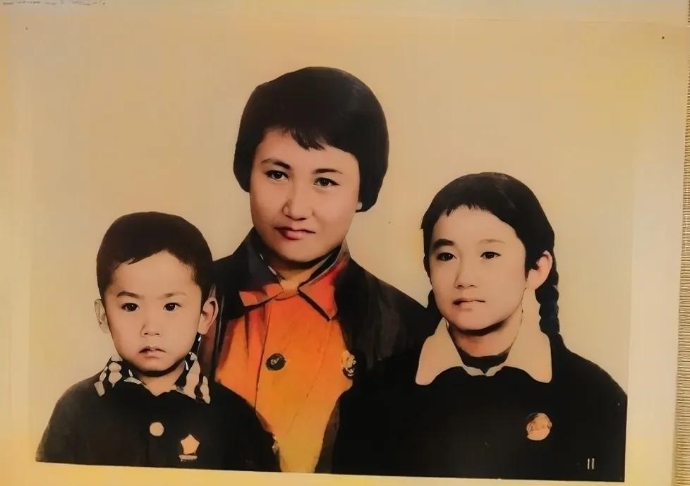 In the early 1960s, Zhang Zhixin took a rare group photo with his ...