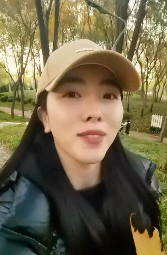 Li Sisi: Smile Exhibition in the Lidong Season - iMedia