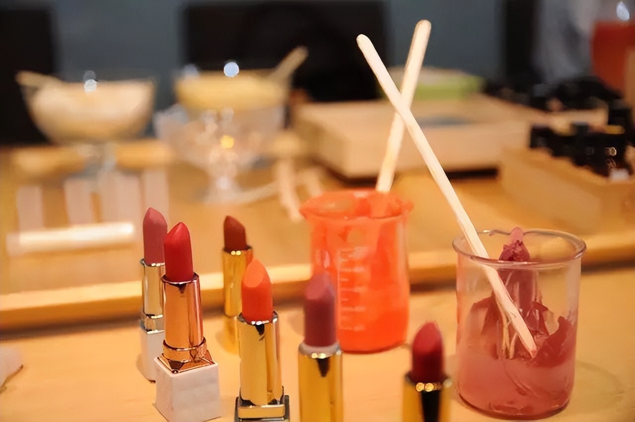 You don't need to spend money to buy lipstick, teach you to make your ...