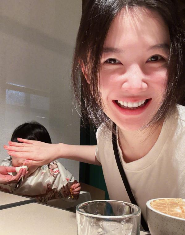 Yang Zishan posted her daughter in a mermaid dress, jokingly called her ...