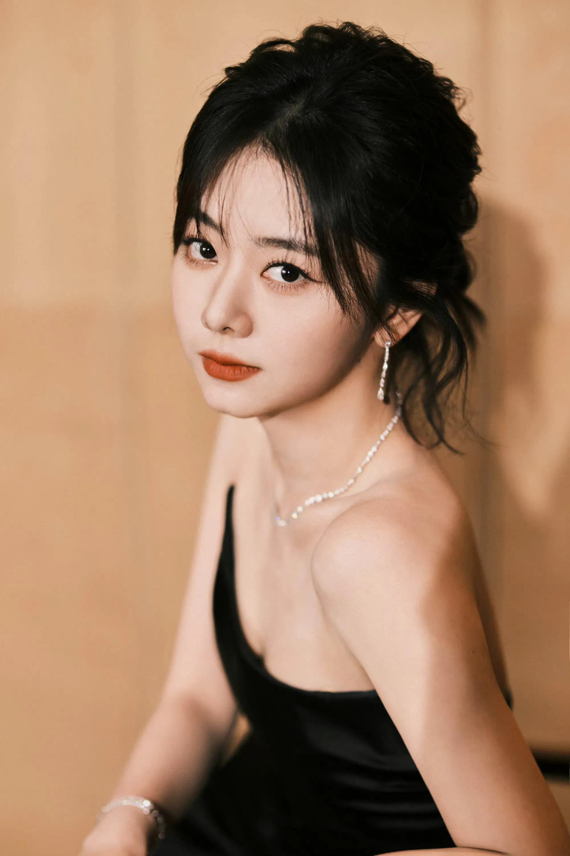 Tencent Video Film and Television Annual Press Conference All Star Models Yang Zi Capable Chen ...