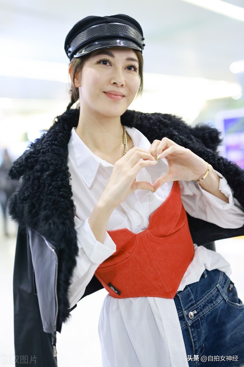 Li Caihua is wearing a fur jacket + white shirt + ripped jeans with ...