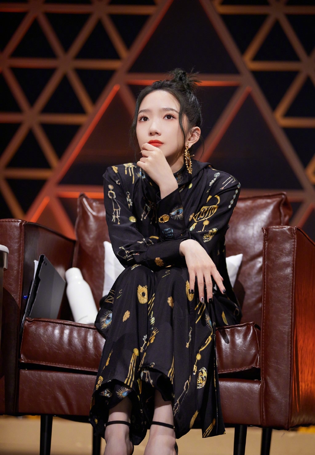 Wake up, you don't even have a single masterpiece, but you are a judge ...