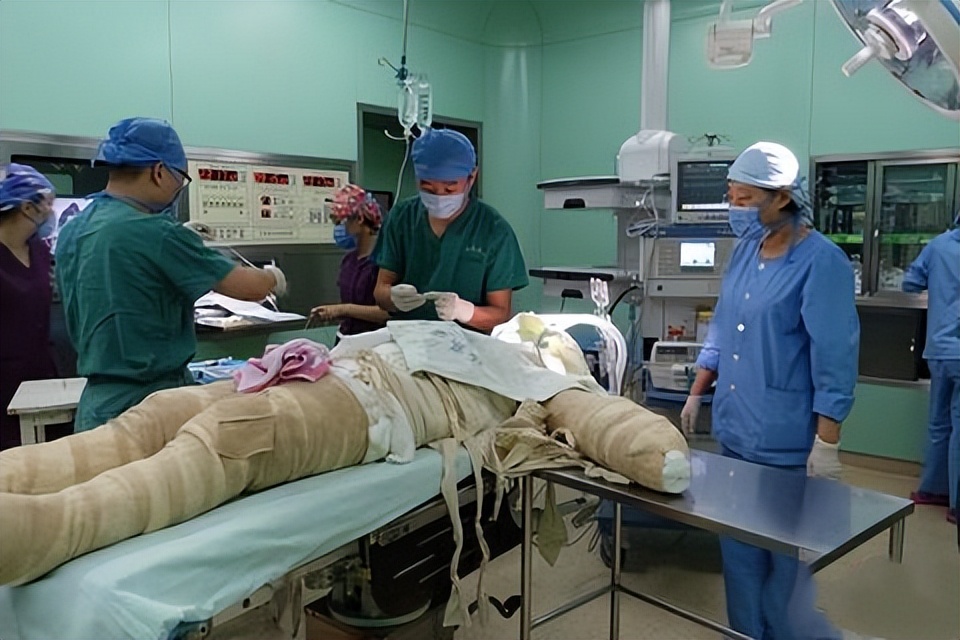 A navy soldier was severely burned, and his girlfriend resolutely ...