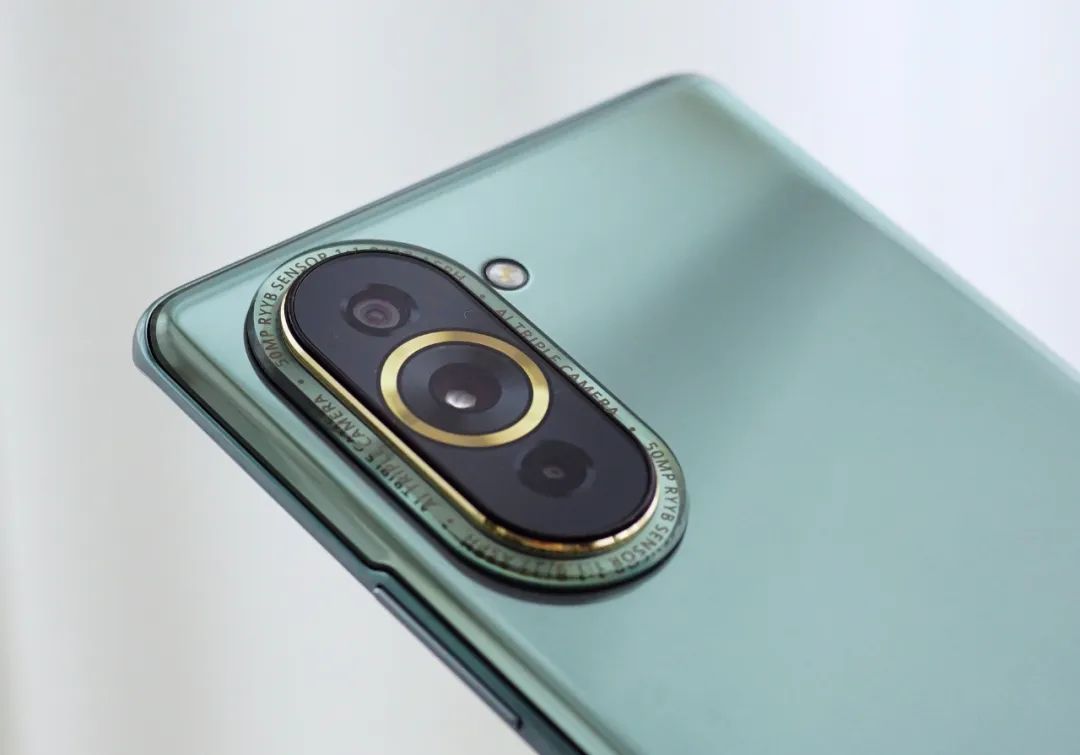 A Huawei ultra-thin mobile phone that can be bought for more than 2,000 ...