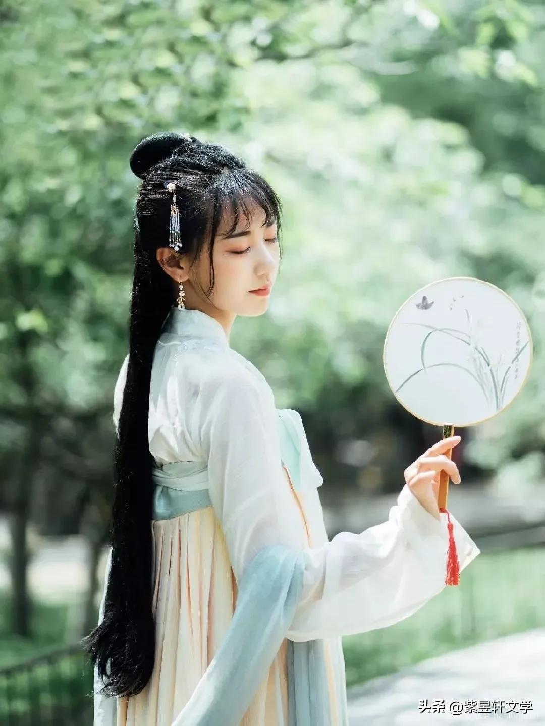 Ancient style poem: Spring breeze ten miles, fluttering the sleeves and ...