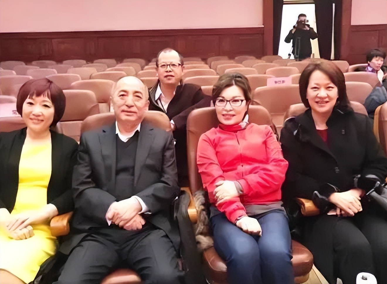 60-year-old Li Xiuping and 61-year-old Li Ruiying showed completely ...