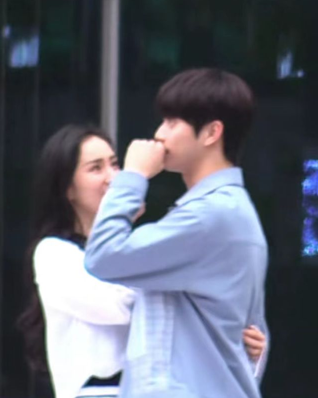 This is too high, right?Yang Mi and 9-year-old Xu Kai film a kiss scene ...