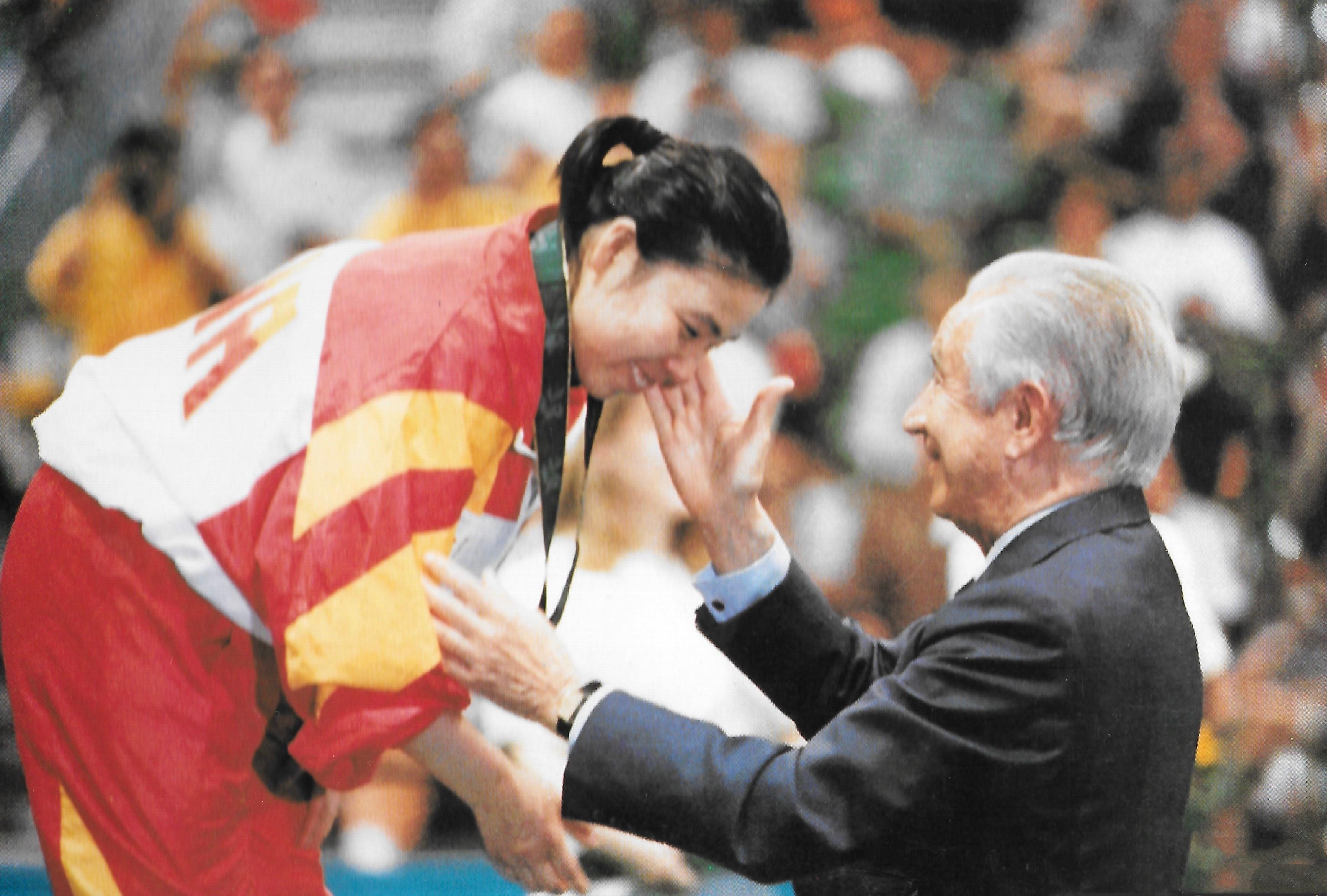 Deng Yaping's 17-year-old son won the table tennis championship, with a ...