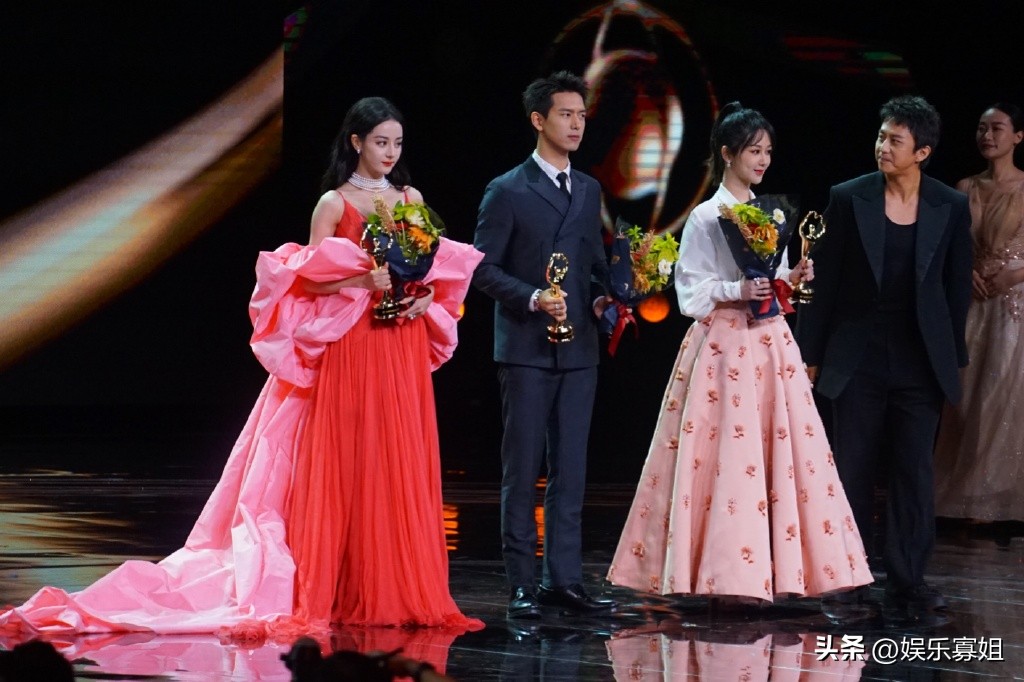 Weibo Night Ceremony, Li Xian finished helping Di Lieba and Yang Zi ...