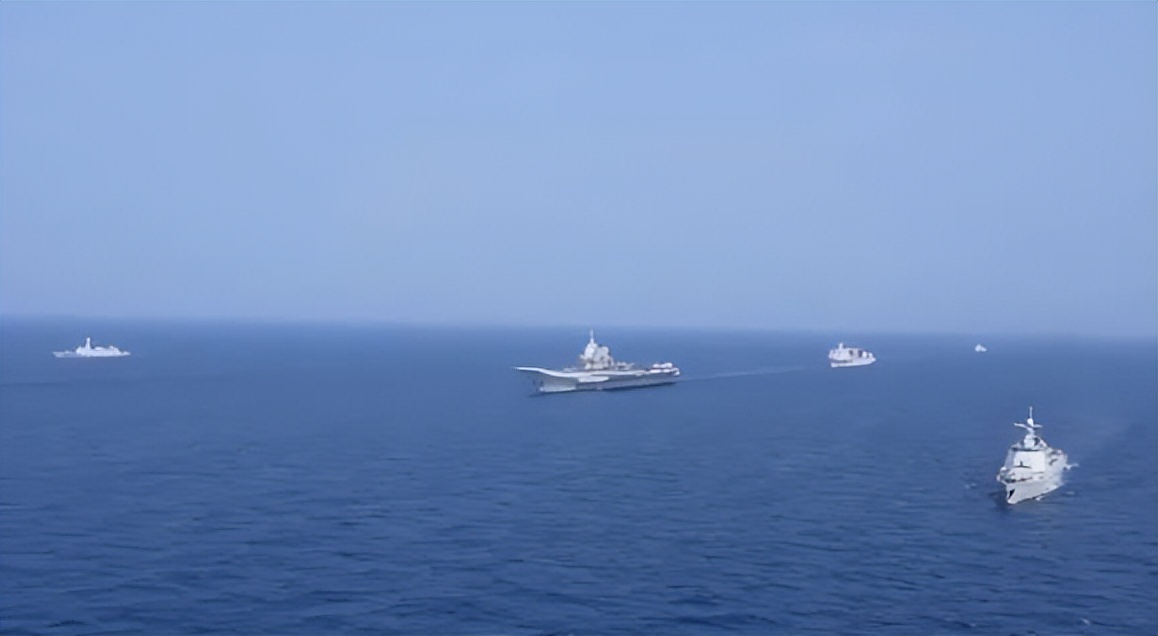 The US aircraft carrier is approaching Taiwan Island, the destroyer is ...