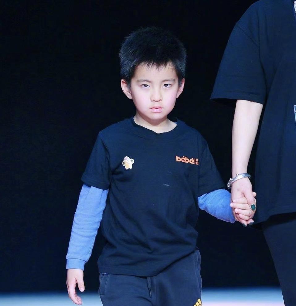 Jinxi's aunt, Sun Qian, took her baby to the catwalk, and her 6-year ...