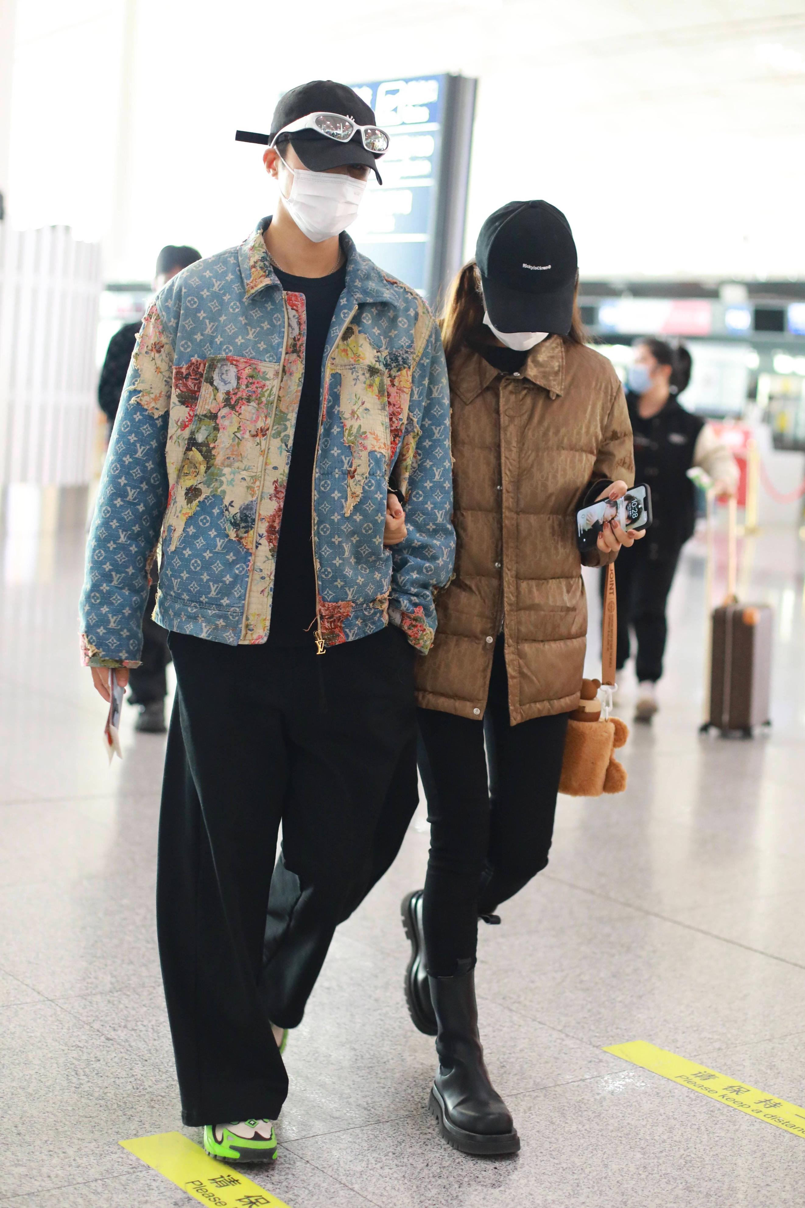 Jiang Chao and Medina showed up at the airport, and the two held hands ...